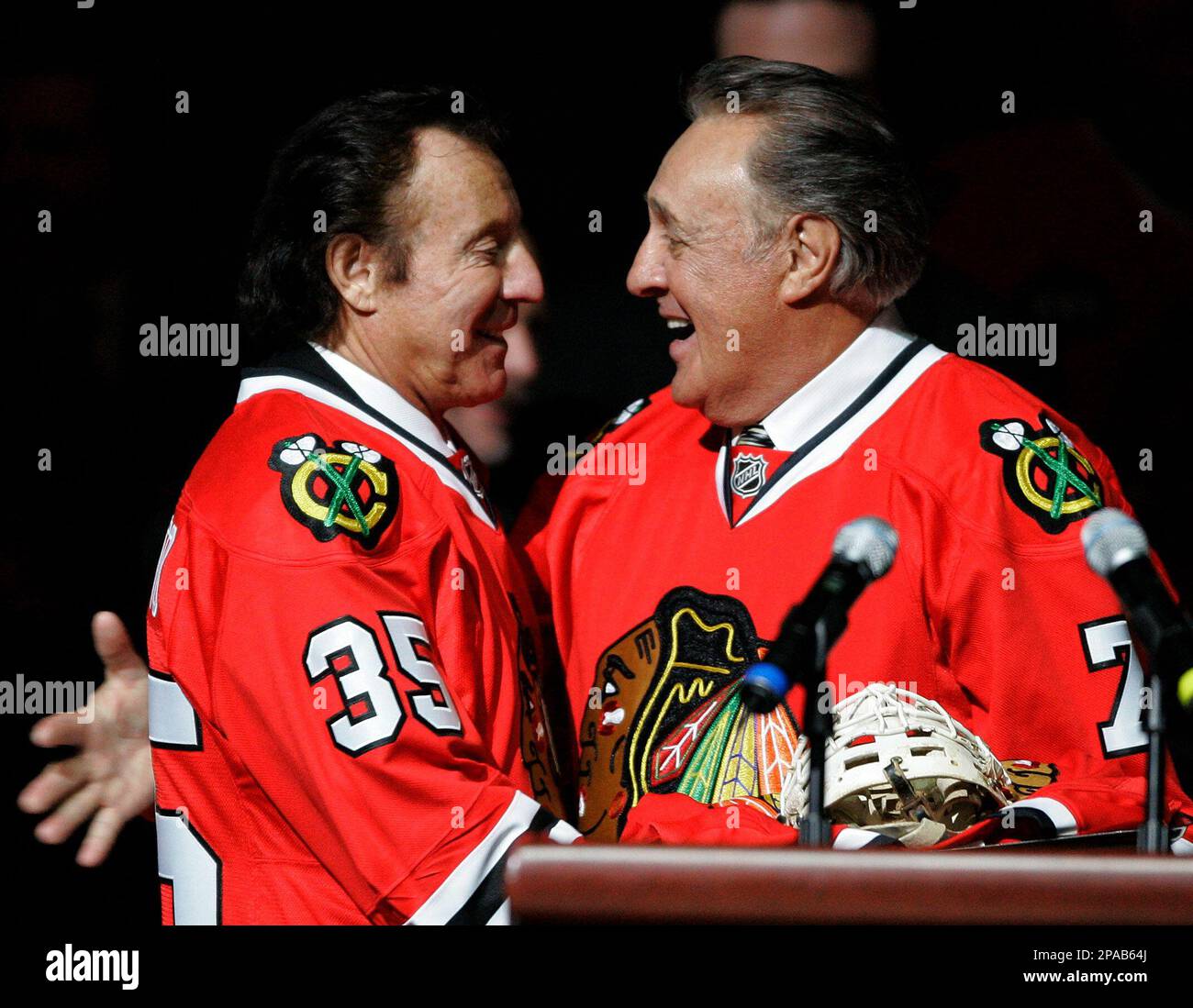 Former Chicago Blackhawks goalie Tony Esposito (35) hugs his brother ...
