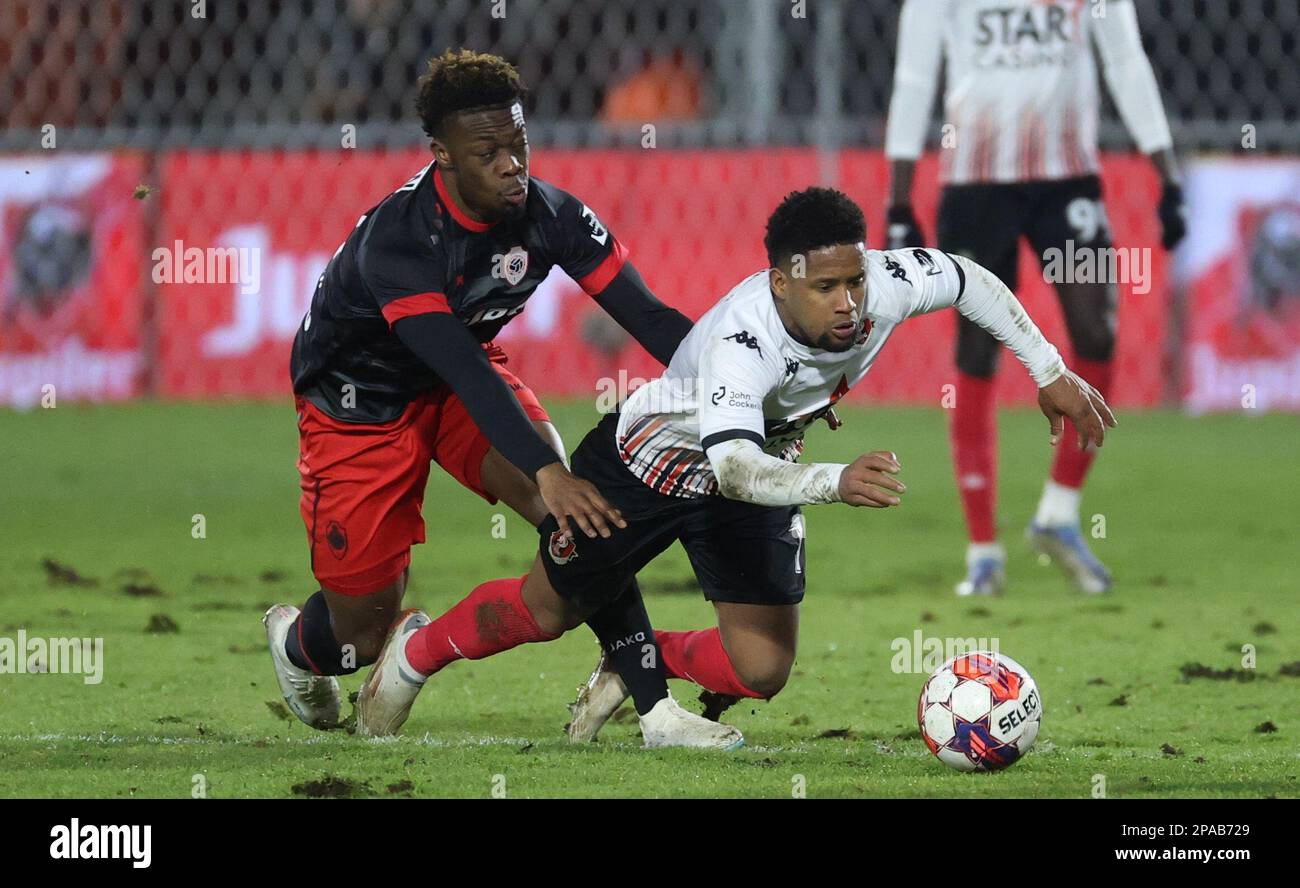 Antwerp's Christopher Scott and Seraing's Vagner Mvoue fight for the ...