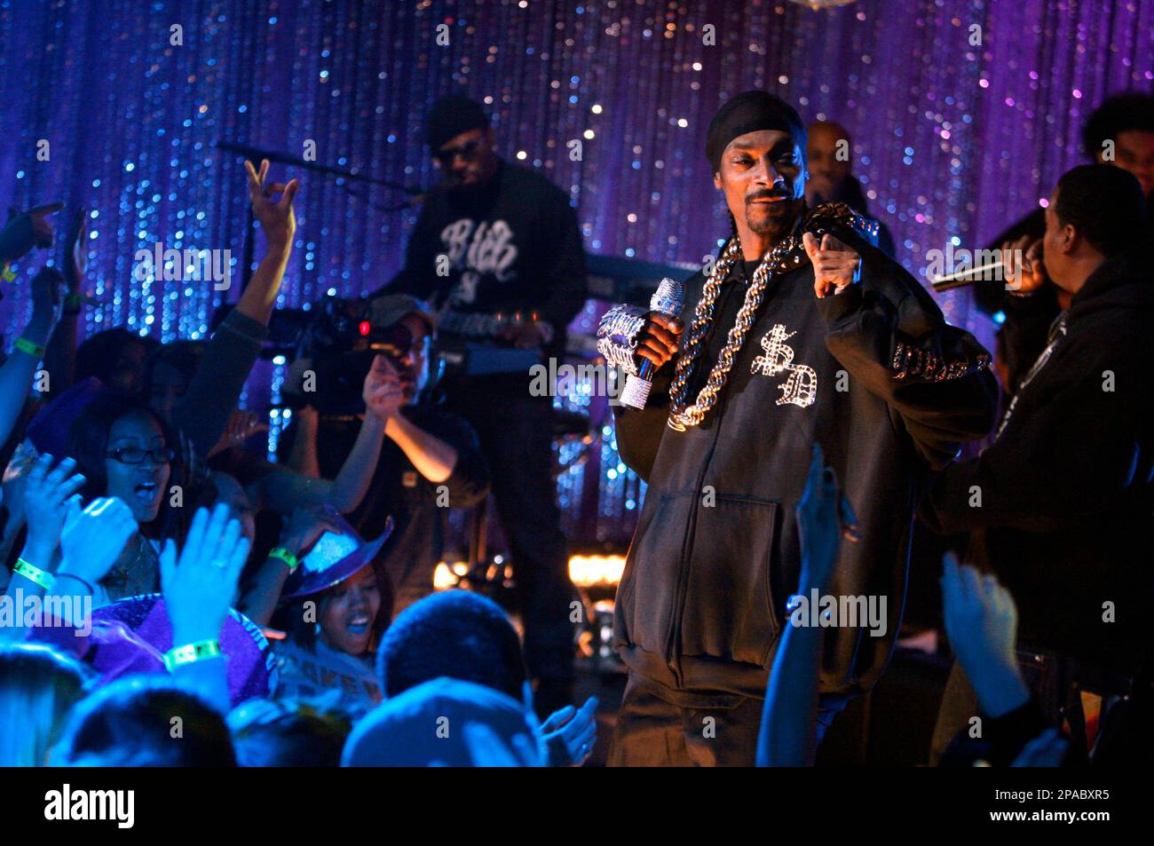 Rapper Snoop Dogg performs during a taping of MTV's "Total Request Live ...