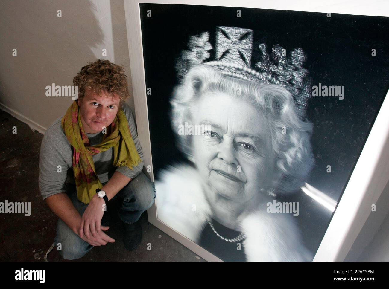 Artist Chris Levine poses with his 3D portrait of Britain's Queen ...
