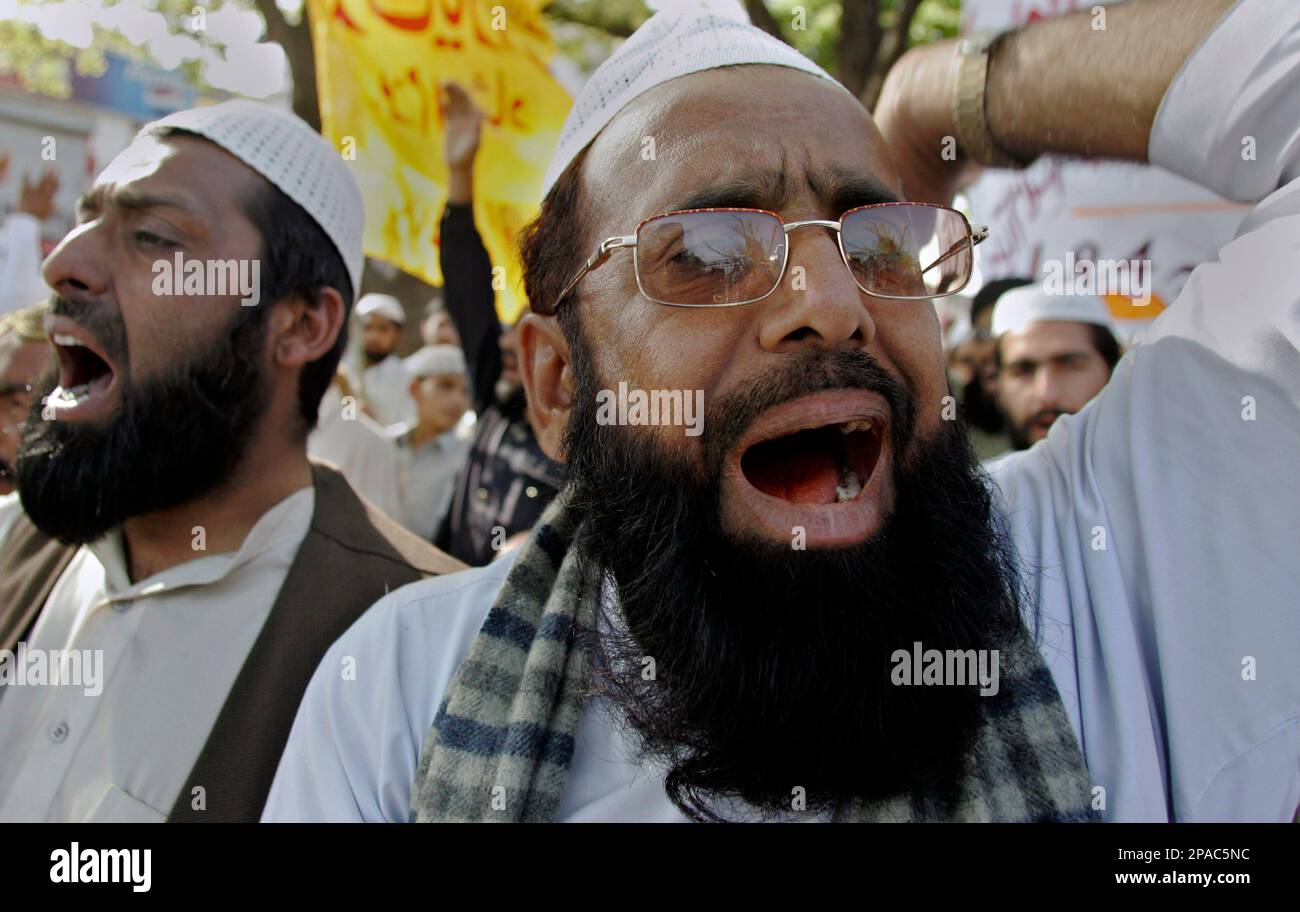 Supporters of Pakistan's Islamic Students Federation shout slogans ...