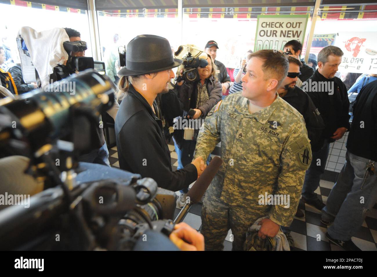 Kid Rock talks with Army Staff Sgt. Cagle at the Waffle House ...