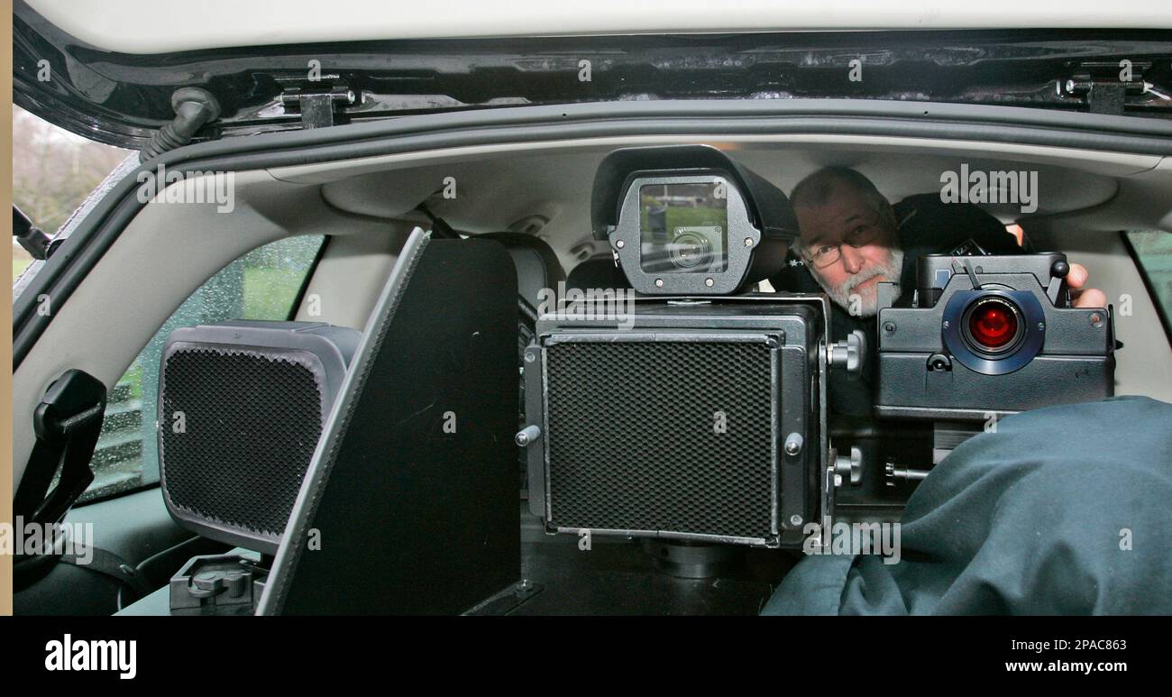 Ein Polizeibeamter zeigt am Dienstag, 11.Maerz 2008, ein automatisches ...