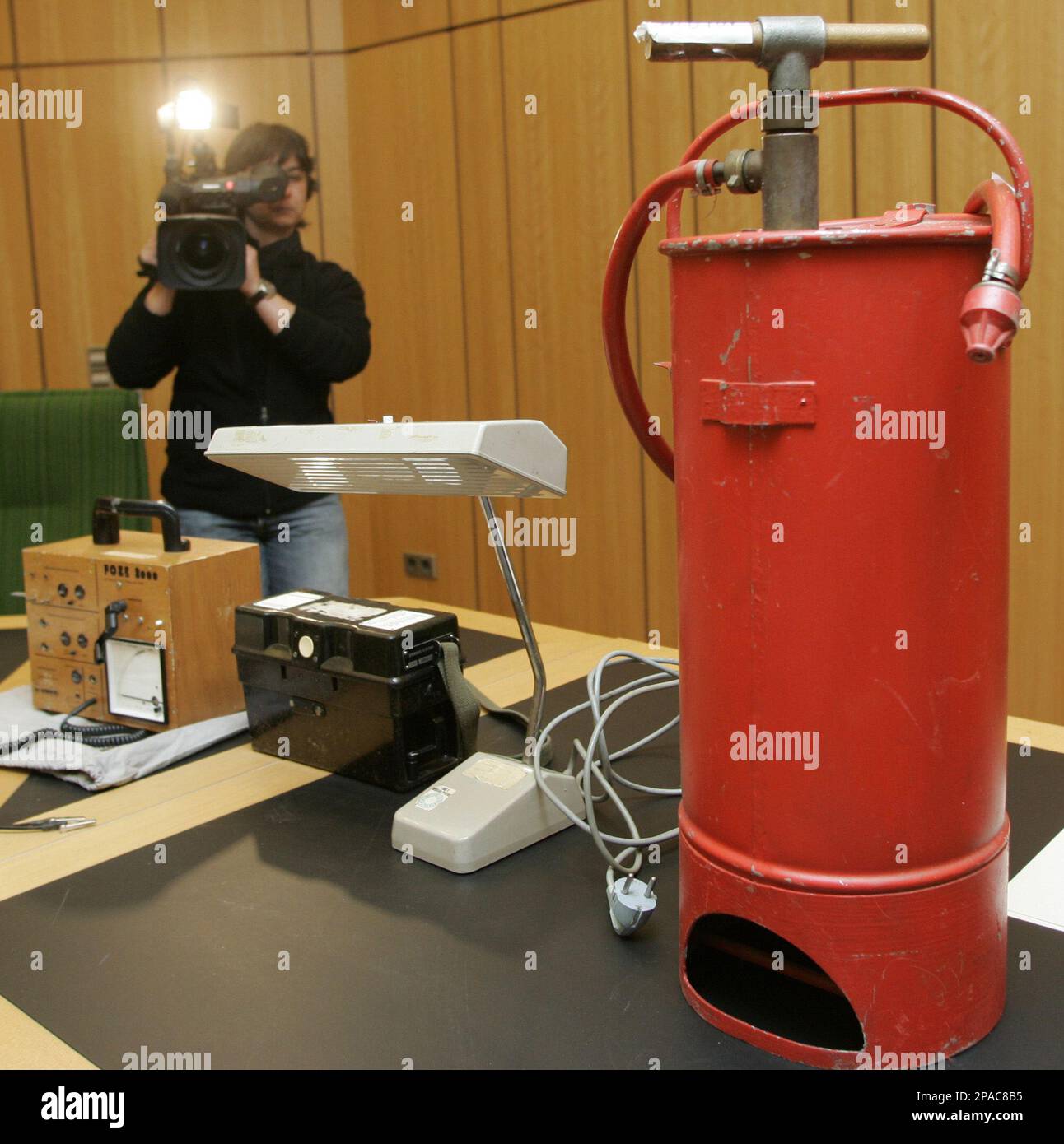 ** ARCHIV ** Beweismittel stehen am 19. Maerz 2007 im Landgericht ...