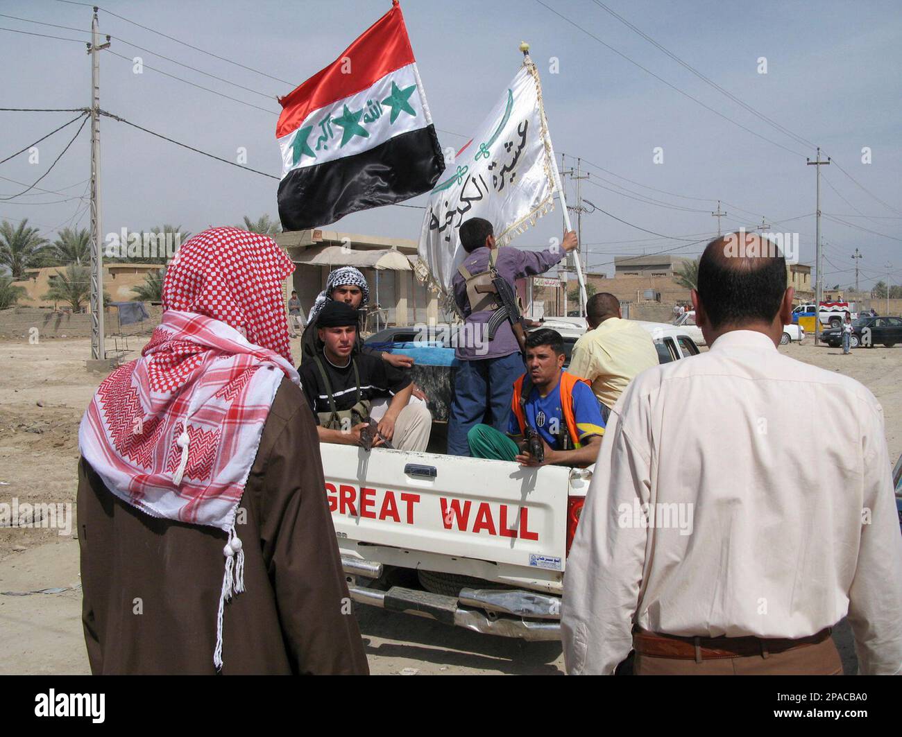 Men transport the body of the Sunni Sheikh killed by a female suicide ...