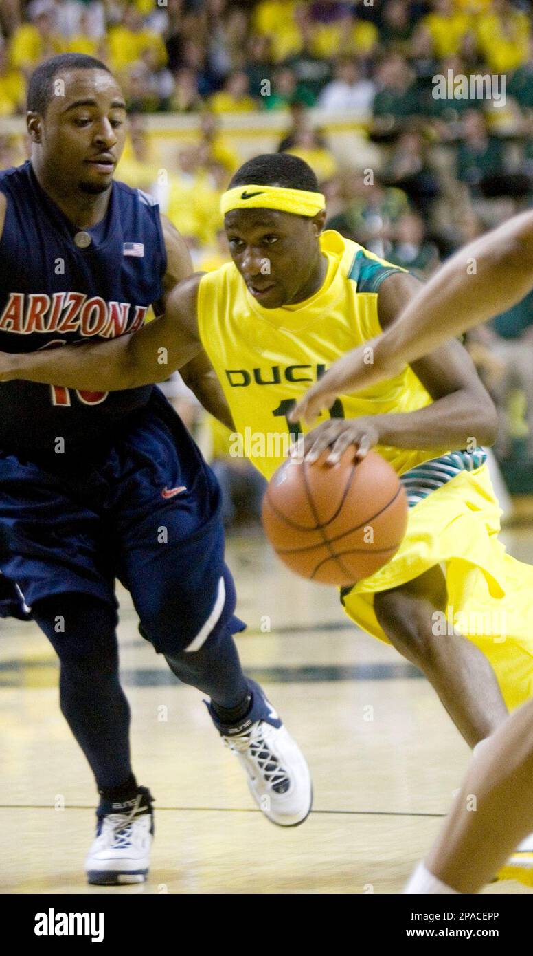 Oregon guard Tajuan Porter, right, drives on Arizona guard Nic Wise ...
