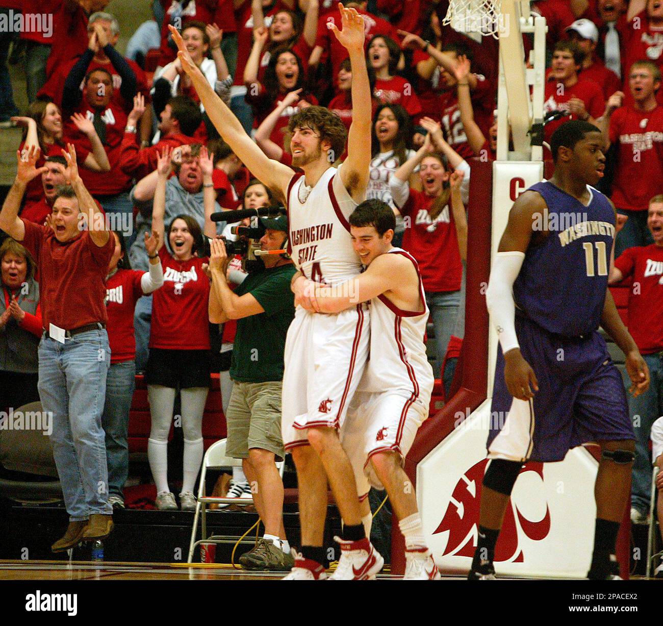Washington State guard Taylor Rochestie hugs forward Robbie Cowgill (34 ...
