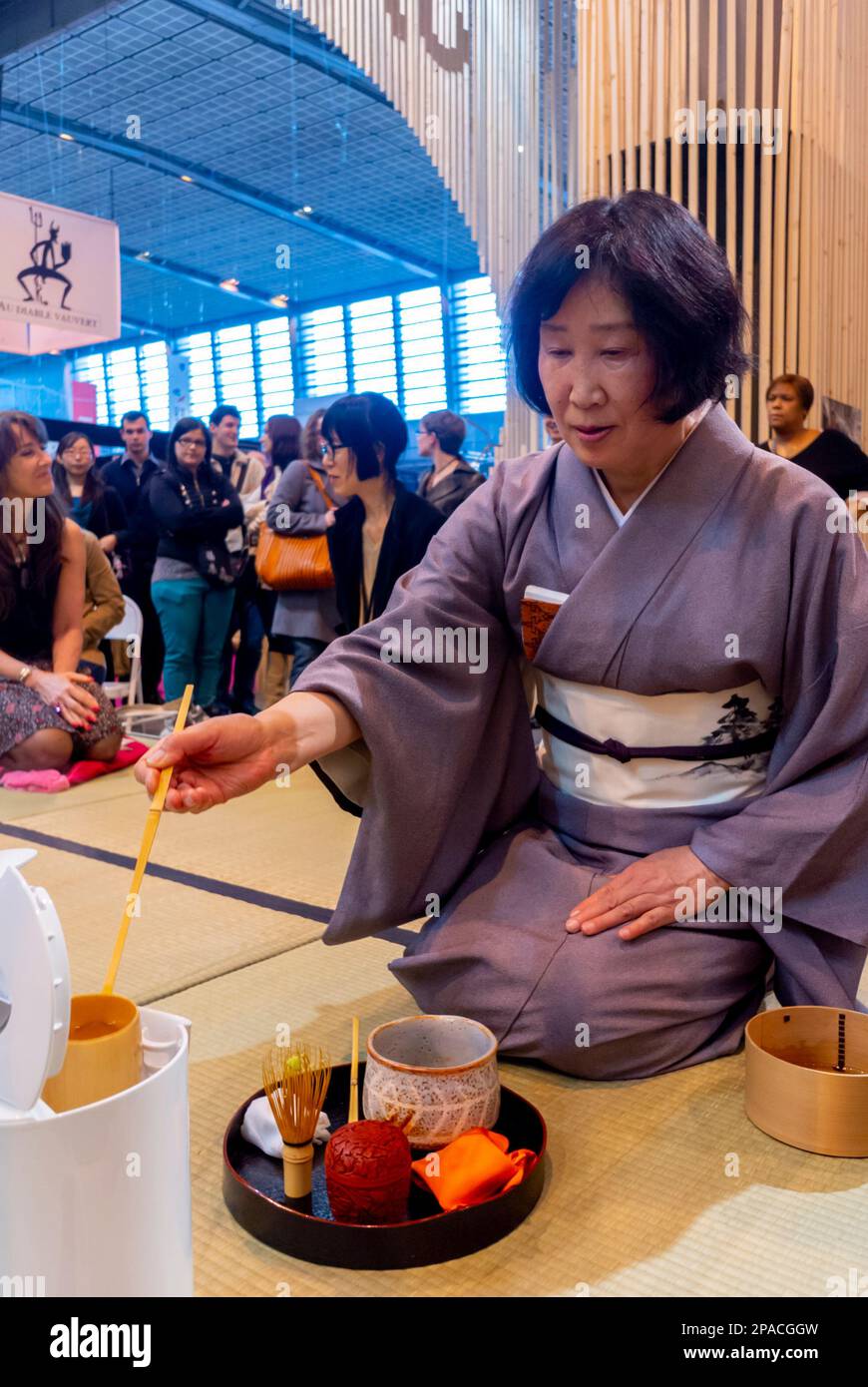 Kimono visiting hi-res stock photography and images - Alamy