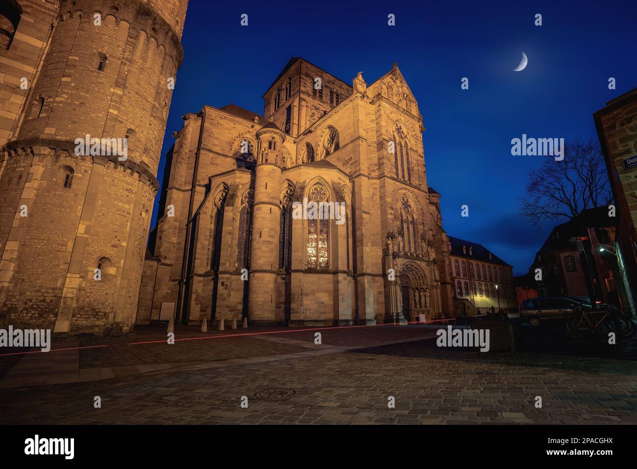 Liebfrauenkirche (Church of Our Lady) at night - Trier, Germany Stock ...