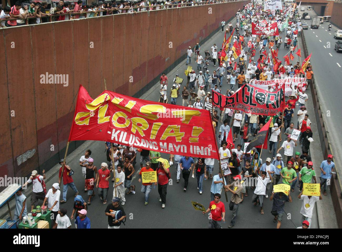 Hundreds of protesters, mostly women, march towards the Presidential ...