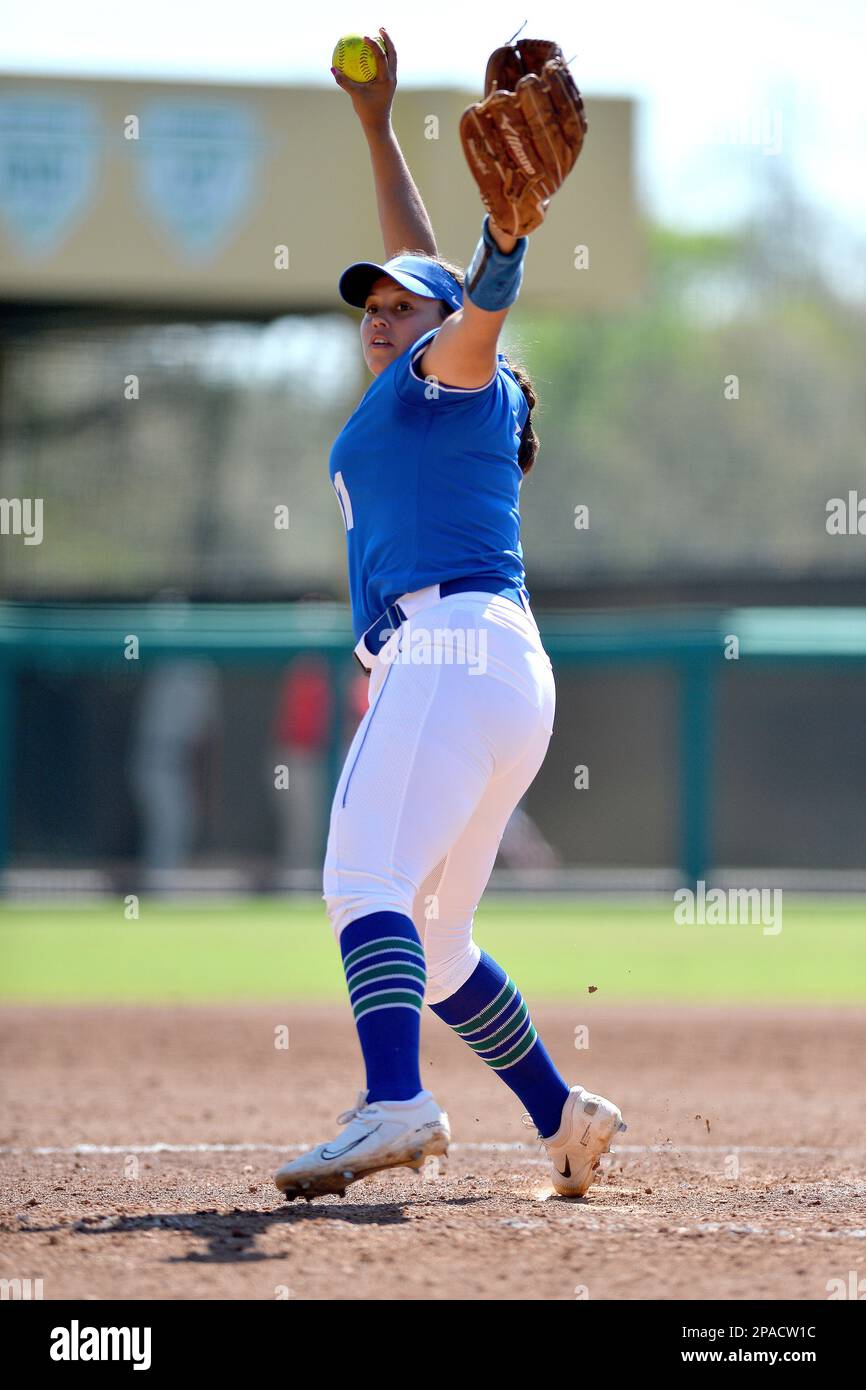 Florida Gulf Coast's Angelina Bonilla (11) fires at batters during an ...