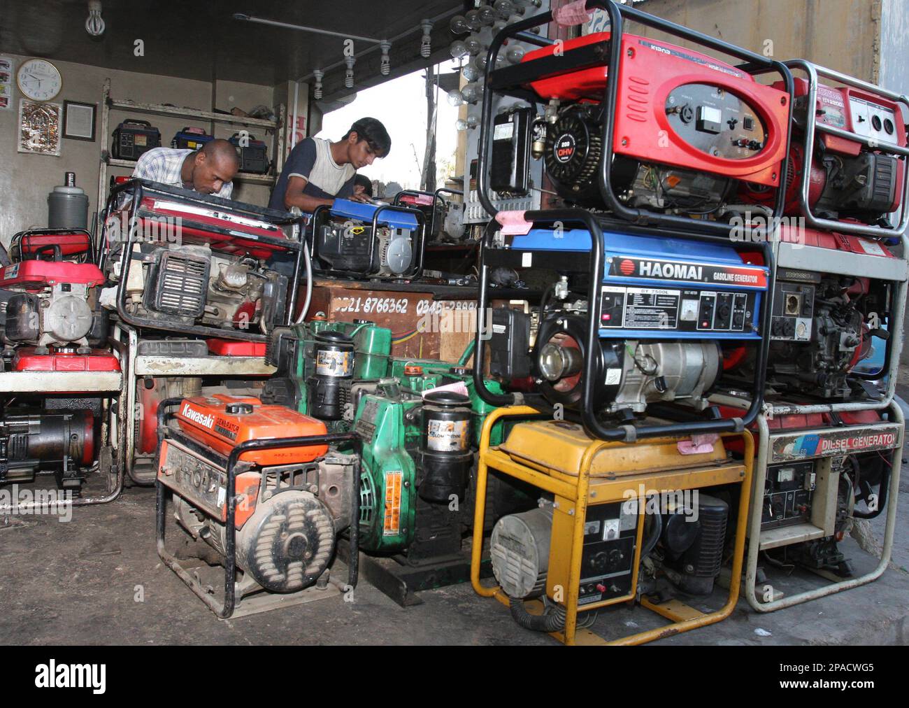 Pakistani mechanics fix generators used by Karachi's consumers on ...