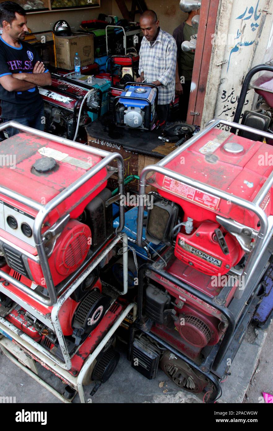 Pakistani mechanics fix generators used by Karachi's consumers on ...