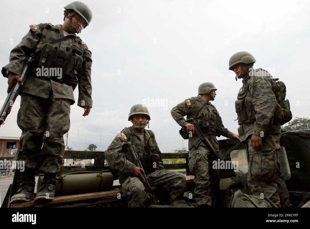 Ecuadorian soldiers arrive in Dureno, on the Ecuadorean border with ...