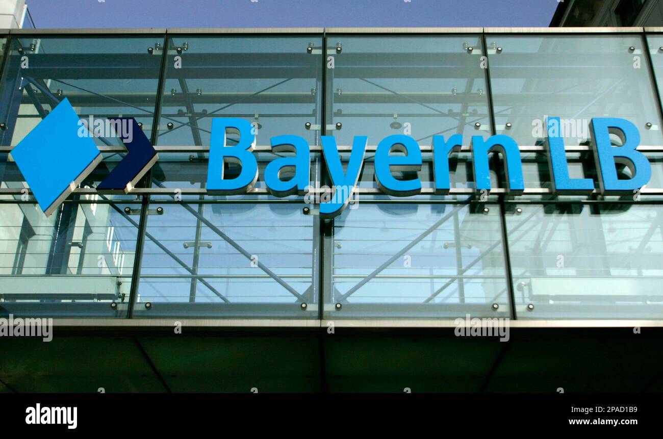 ** ARCHIV ** Das Logo der Bayern LB haengt am 13. Februar 2008 in ...