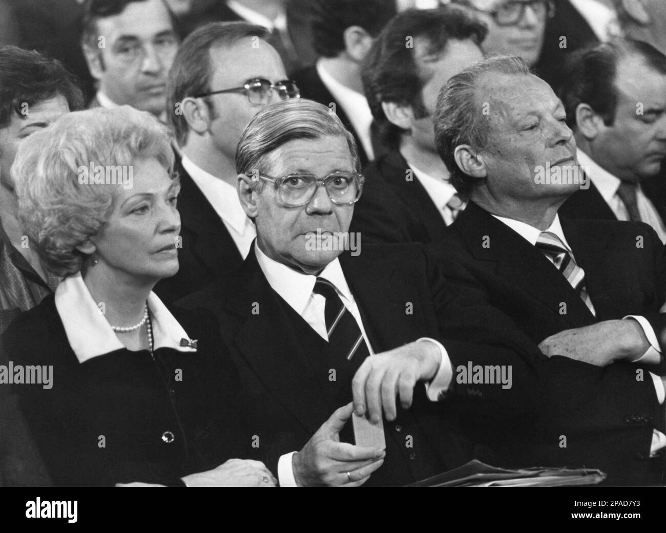 ** ARCHIV ** Frau Annemarie Renger, links, SPD Kandidatin fuer das ...