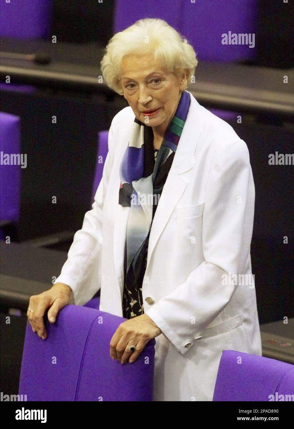 ** ARCHIV ** Alt-Bundestagspraesidentin Annemarie Renger, SPD ...