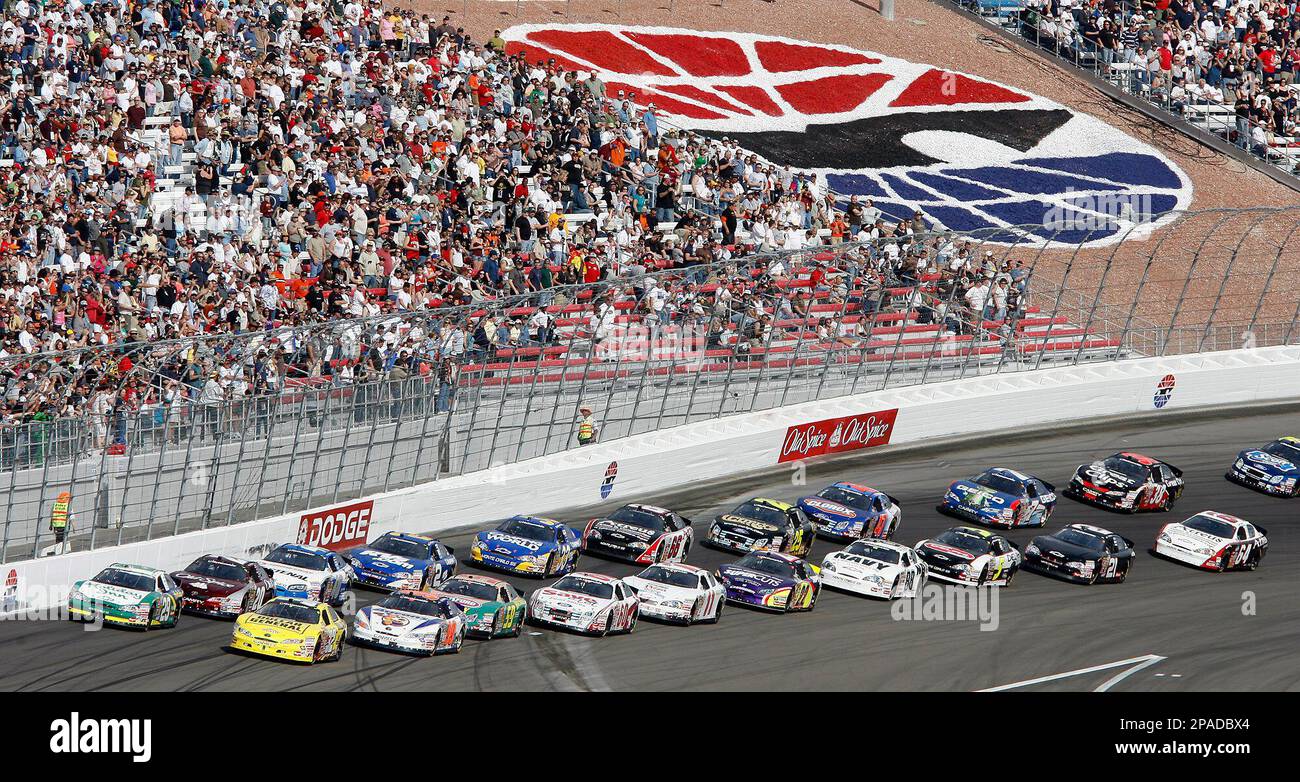 Cars line up for the start of the NASCAR Nationwide Series' Sam's Town ...