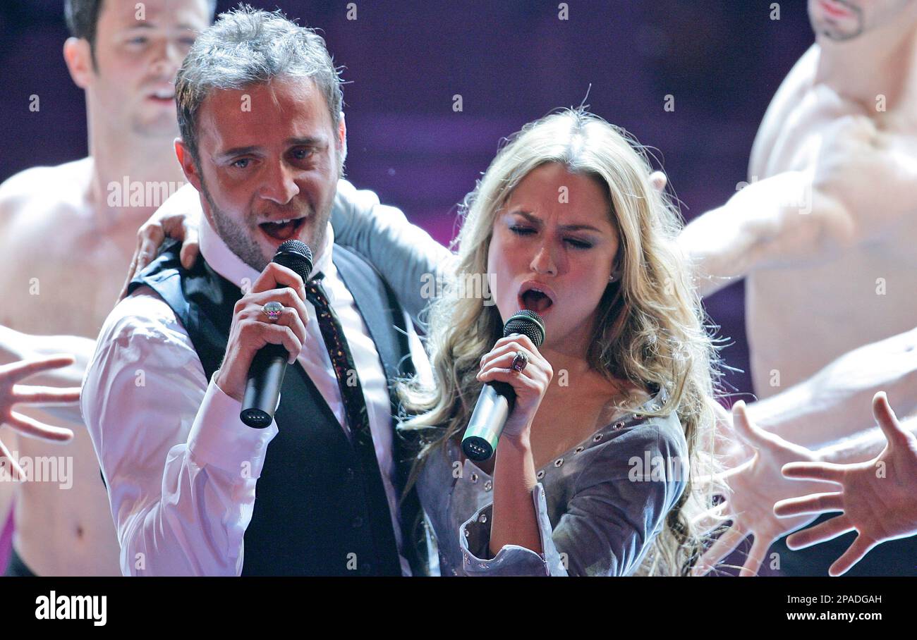 Gio' Di Tonno e Lola Ponce sing "Colpo di fulmine" during the "Festival ...