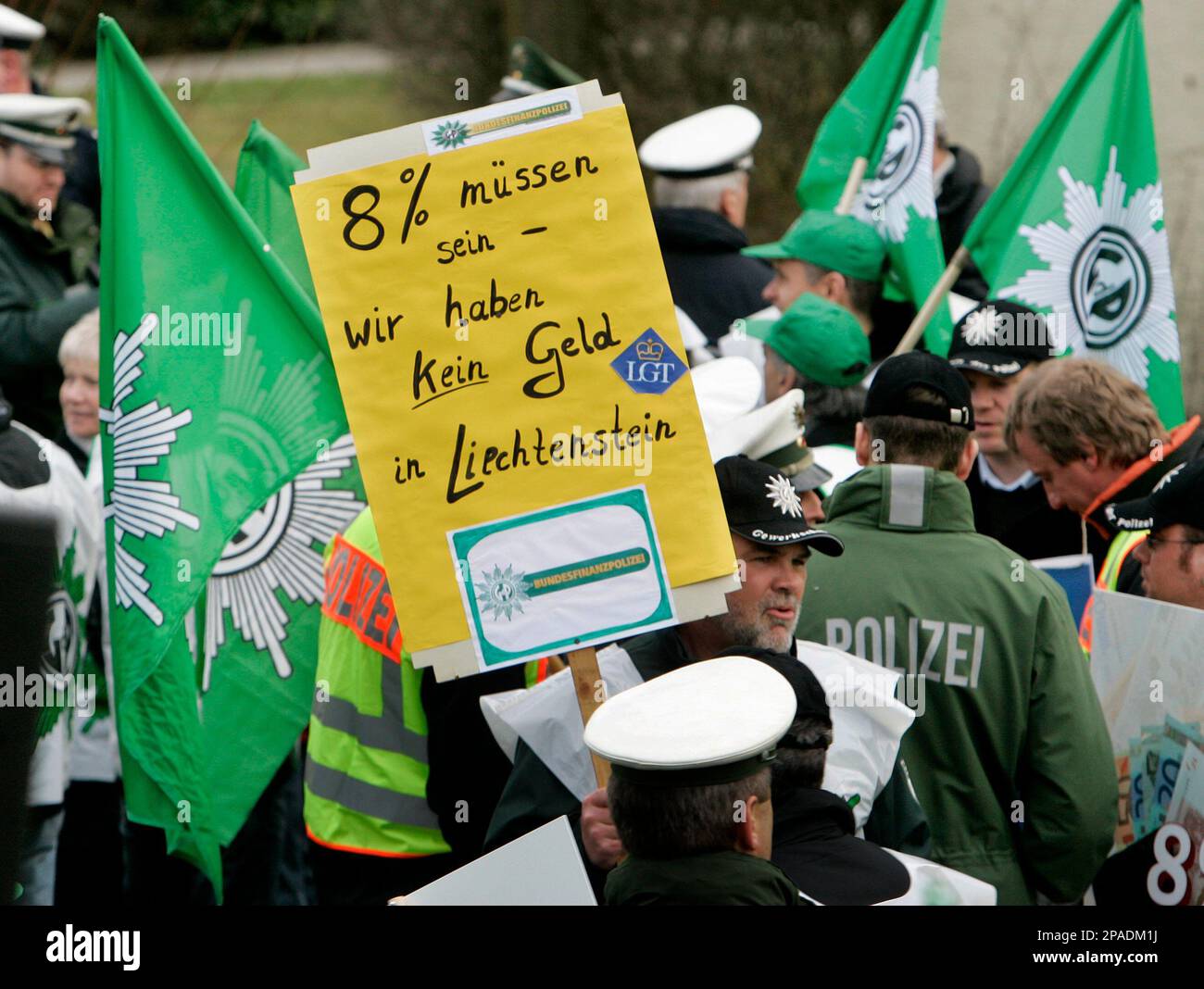 Polizeibeamte des Bundeskriminalamts und aus den Bundeslaendern Hessen ...