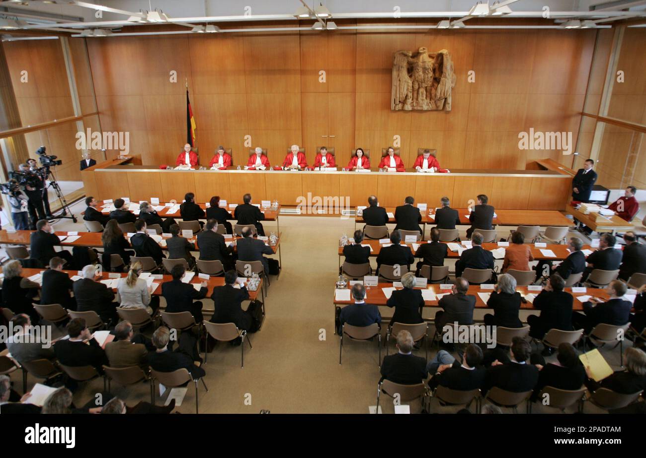 Die Richter des Ersten Senats des Bundesverfassungerichts, von links ...