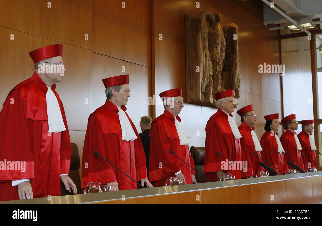 Die Richter des Ersten Senats des Bundesverfassungerichts, von links ...