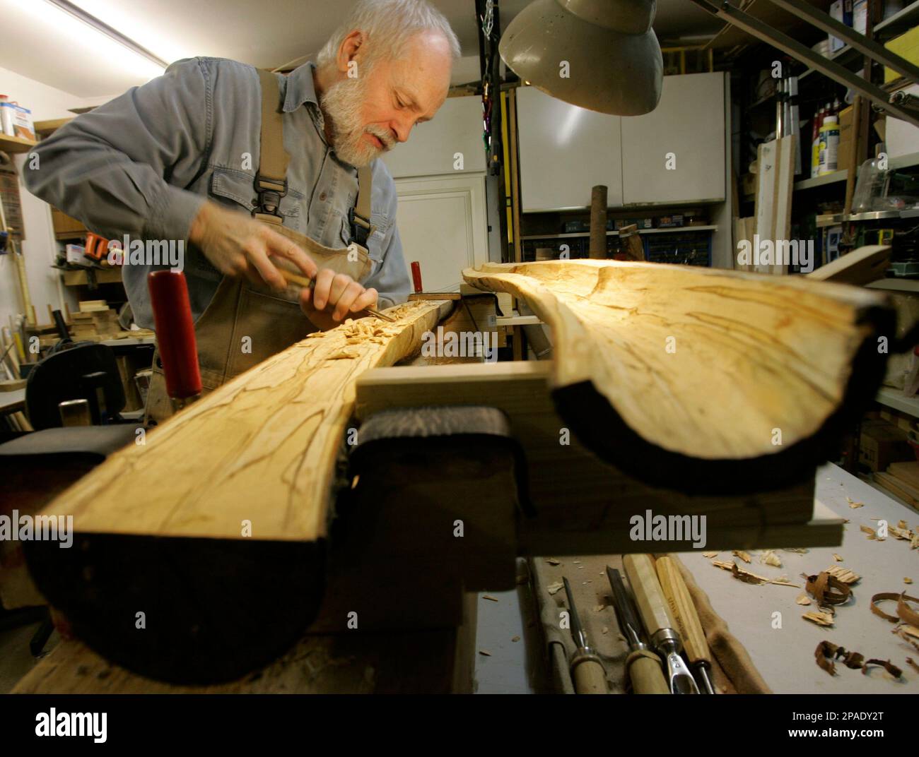 Knut Luetjohann hoehlt am Dienstag, 26.Februar 2008, in seiner Werkstatt in Wanderup die ...