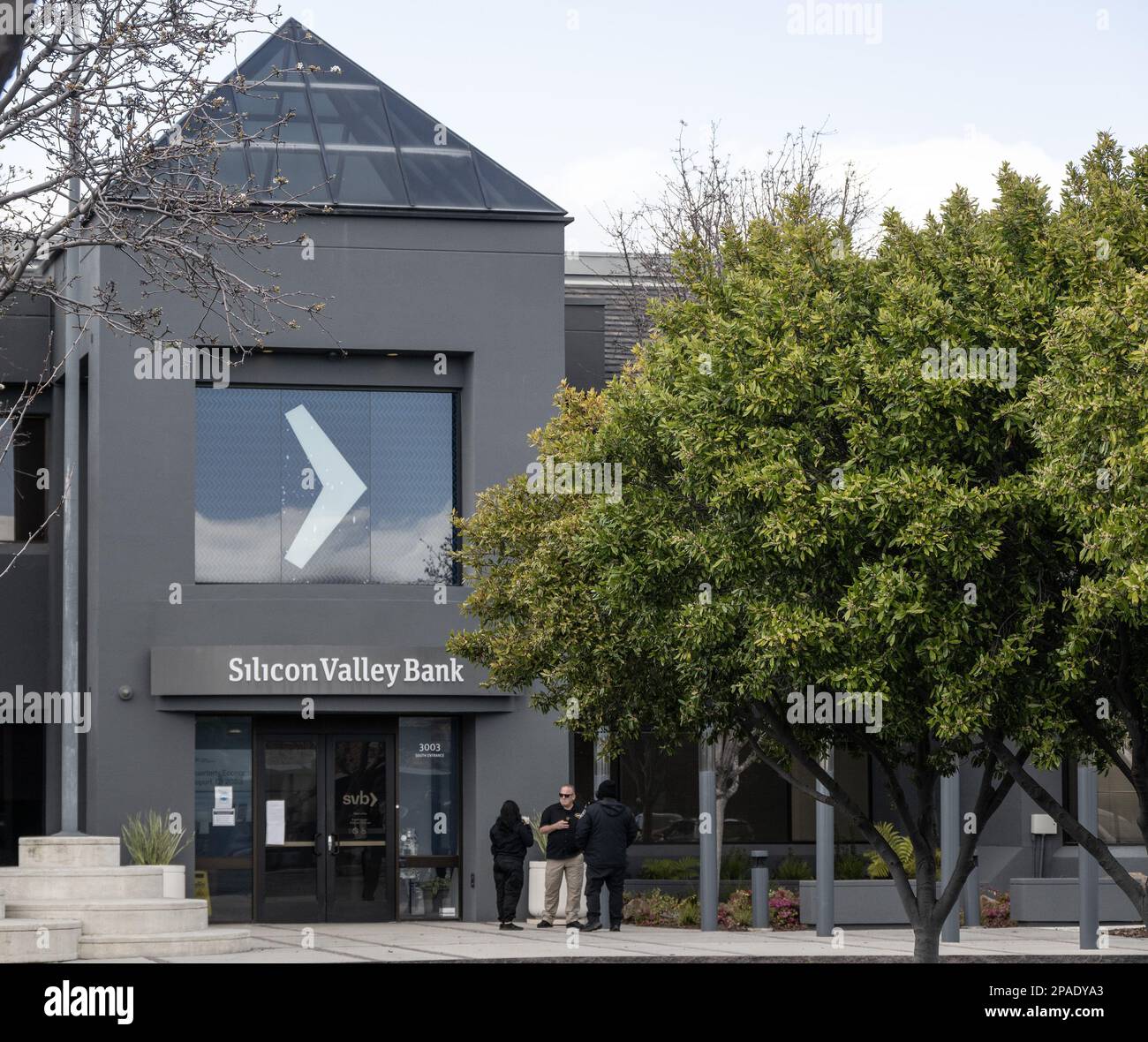 Bank security guards hi-res stock photography and images - Alamy
