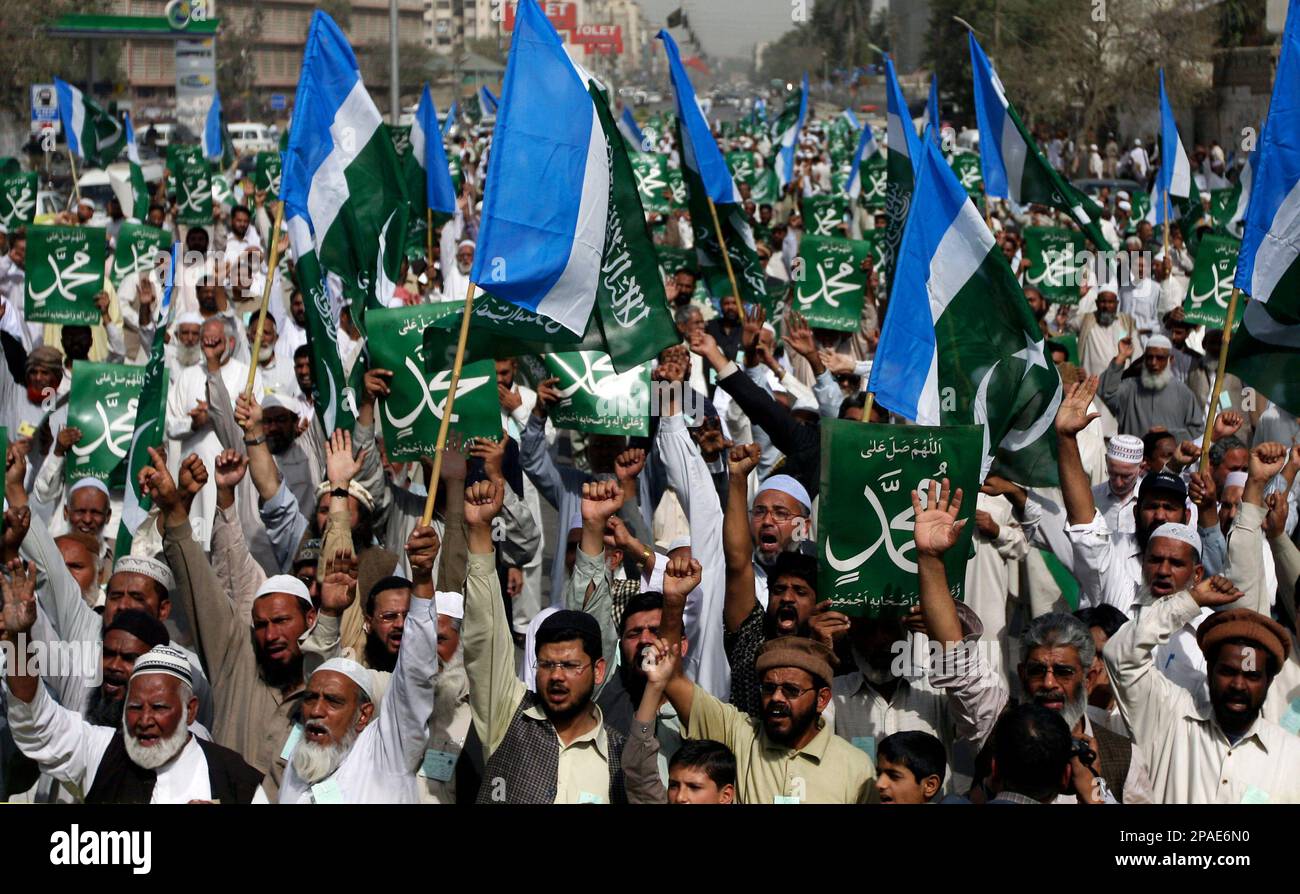 Supporters of Pakistan's largest Islamic party Jamate-e-Islami chant ...