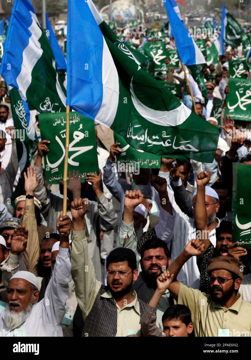 Supporters of Pakistan's largest Islamic party Jamate-e-Islami ...