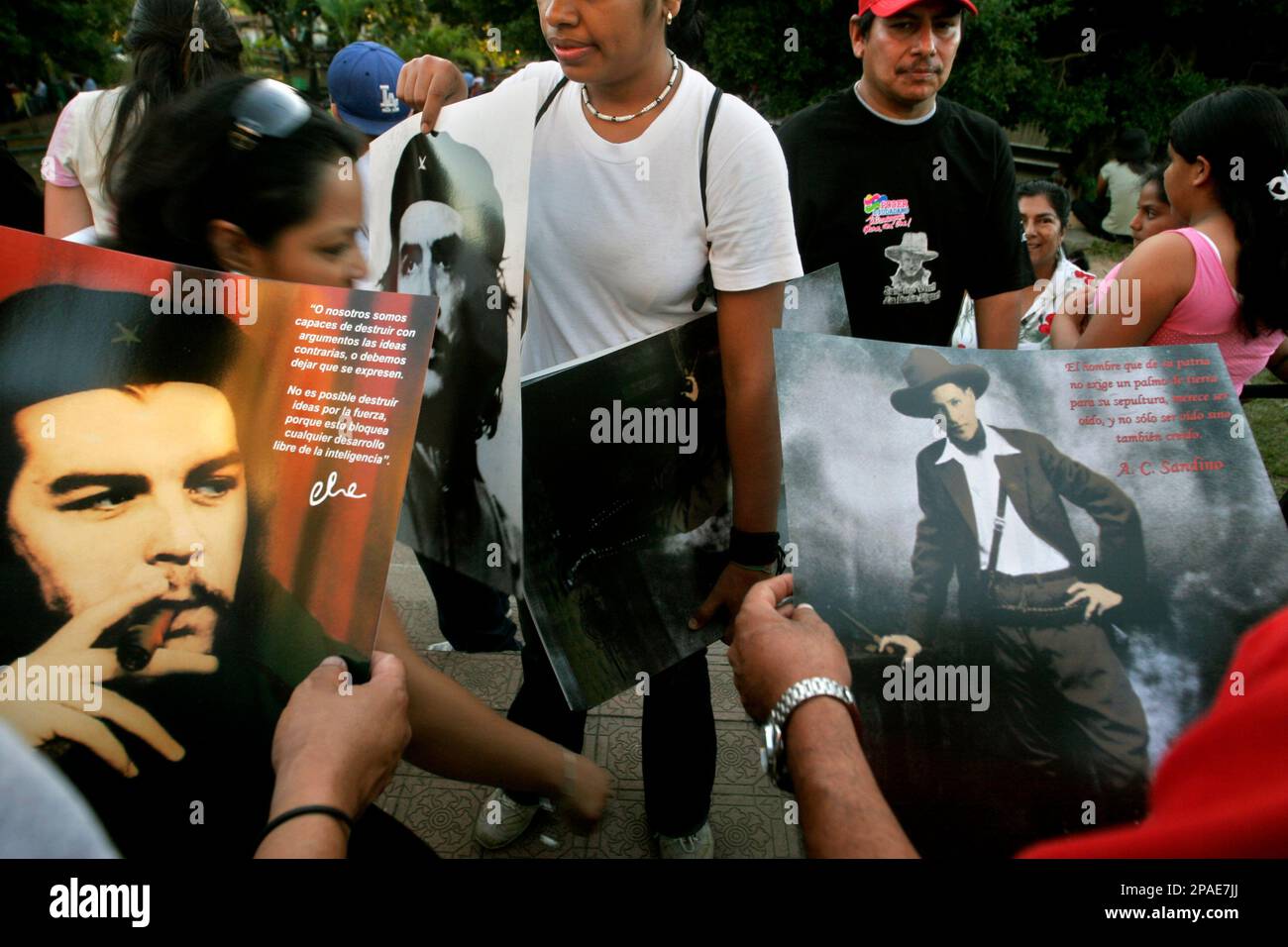 Costumers hold portraits of Argentine revolutionary leader Ernesto 'Che ...