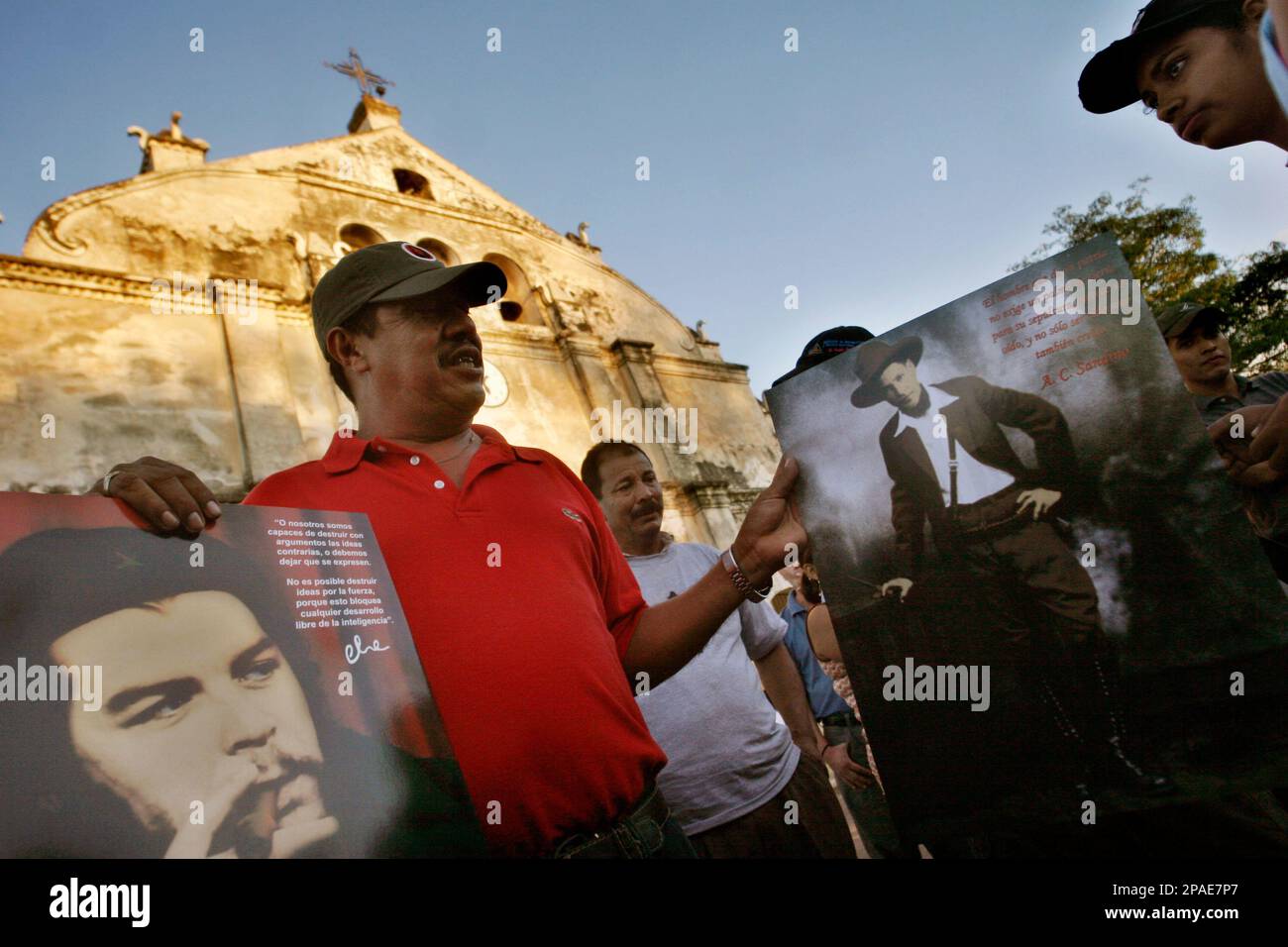A man holds portraits of Argentine revolutionary leader Ernesto 'Che ...