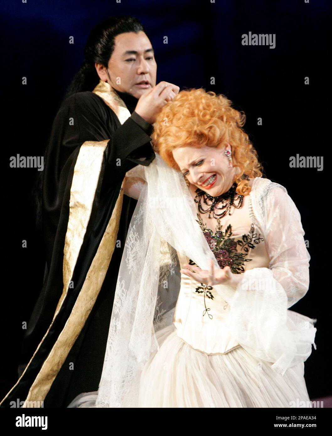 Ki-Chun Park in der Rolle des Prinzen Sou-Chong und Ursula Pfitzner als ...