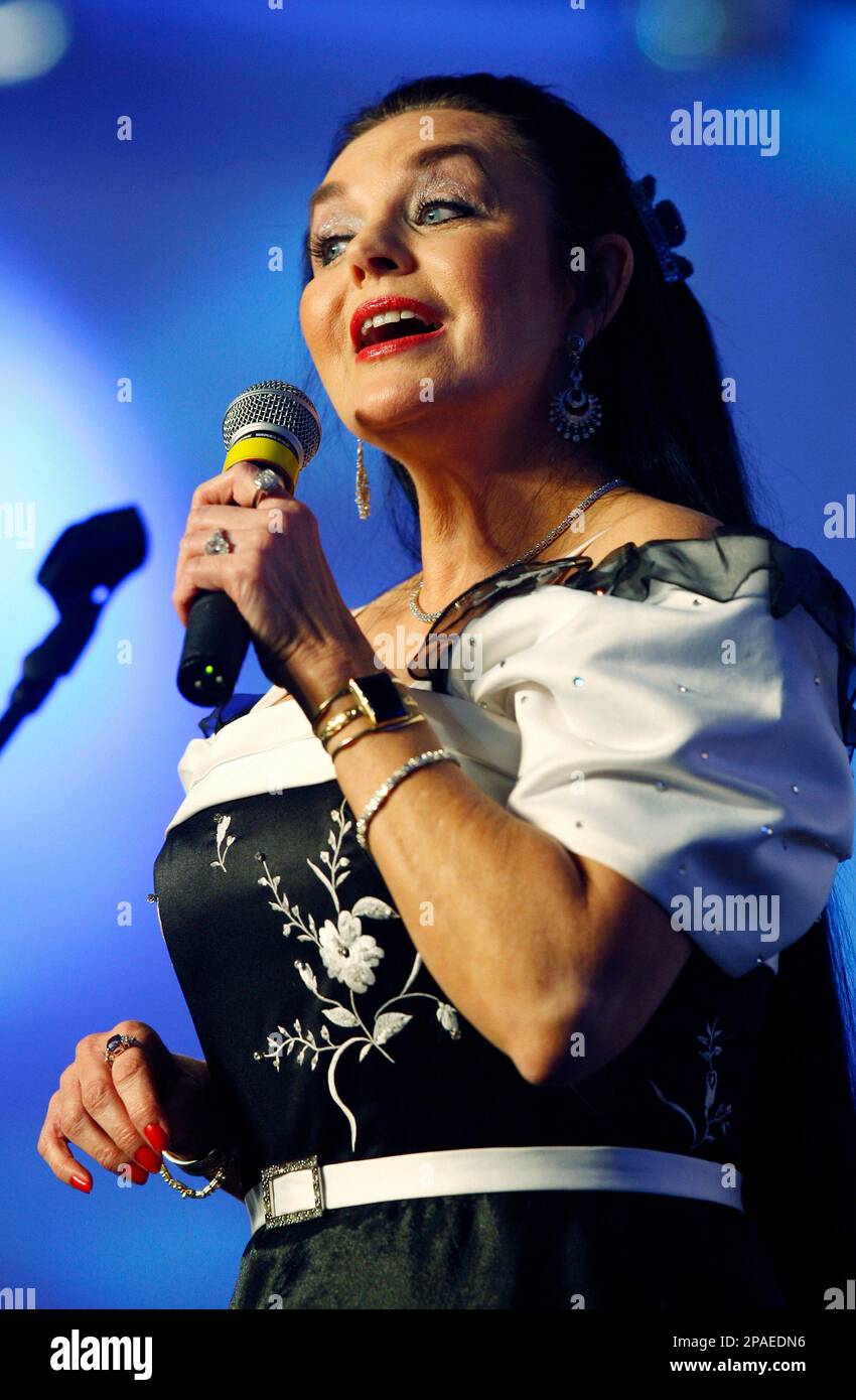 Crystal Gayle performs after her induction into the Kentucky Music Hall ...