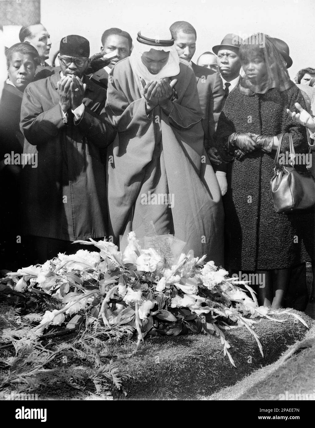 **FILE** Imam Alhajj Heshaans Jaaber, center, chants the Talqueen and ...