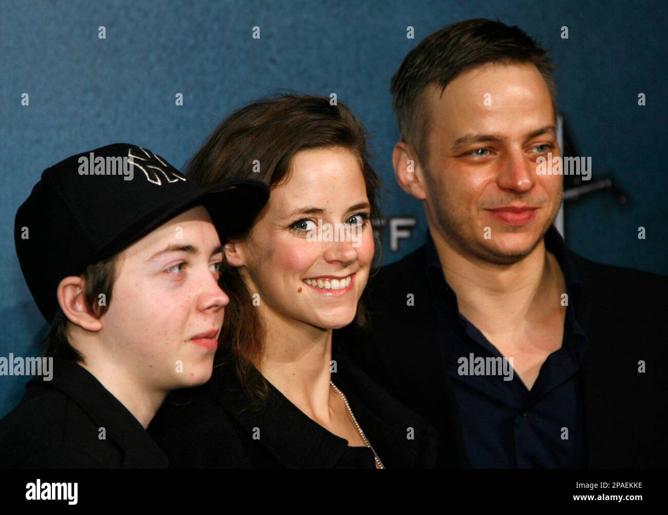 Die Schauspieler Willi Gerk, Valerie Niehaus und Tom Wlaschiha, von ...