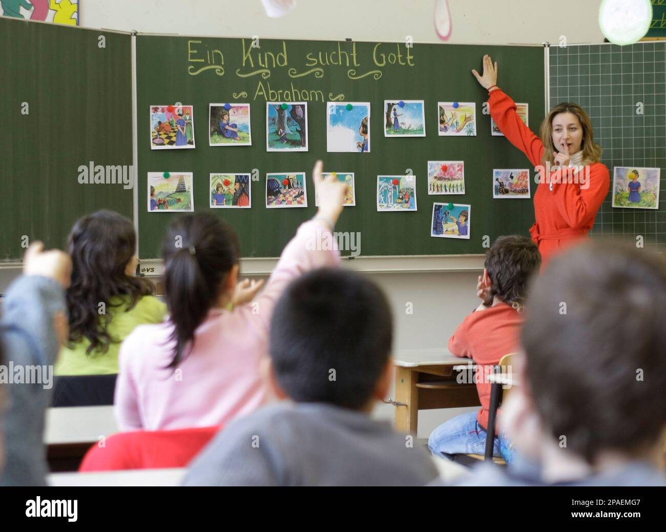 Goekcen Tamer-Uzun, rechts, Lehrerin fuer islamischen ...