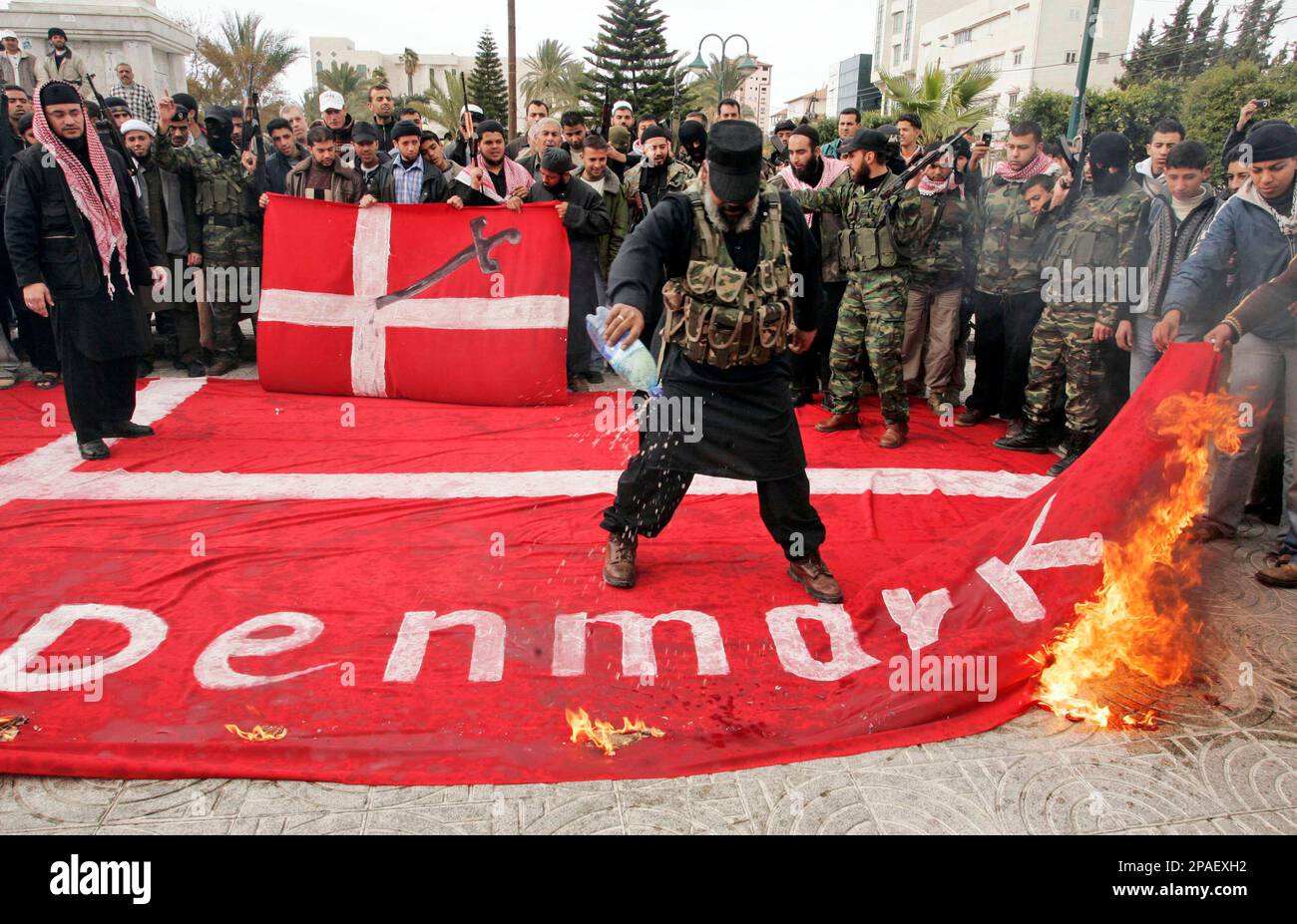 Palestinian militants from the Popular Resistance Committees burn a ...