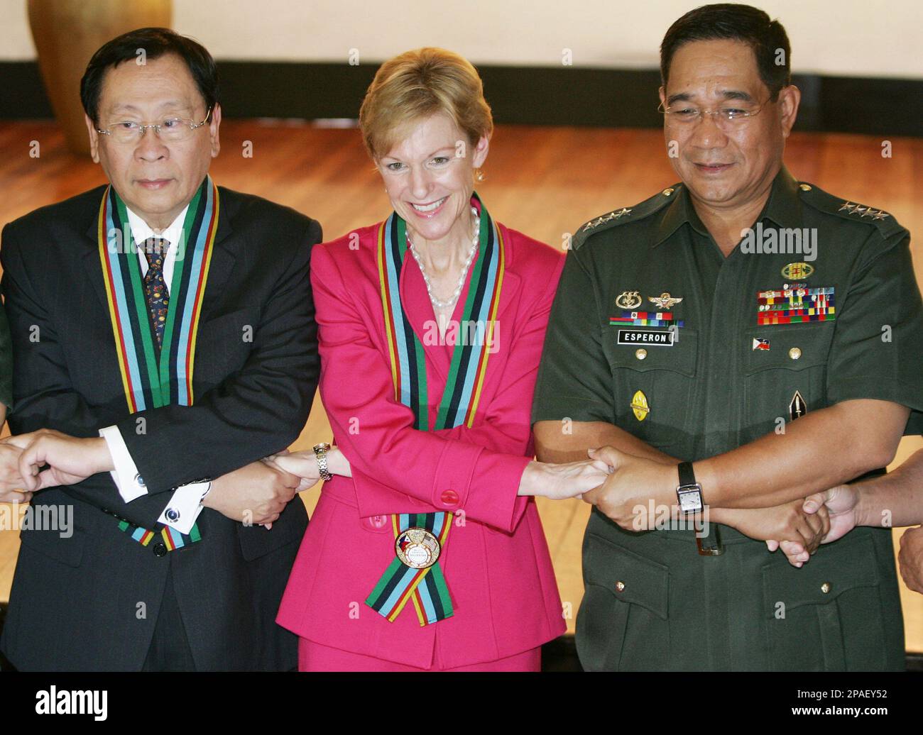 From left, Philippine Foreign Affairs Secretary Alberto Romulo, U.S ...