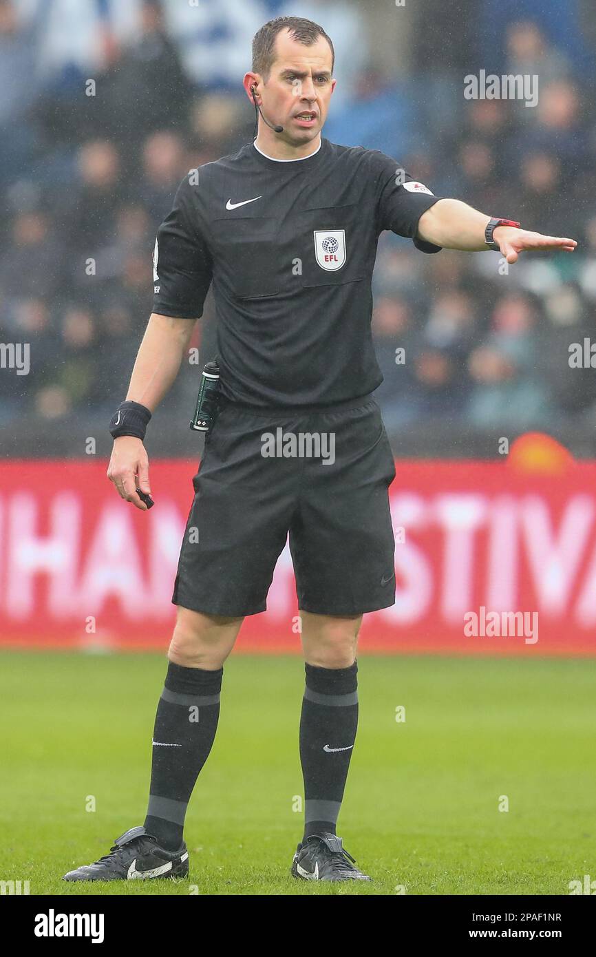 Referee peter hi-res stock photography and images - Alamy