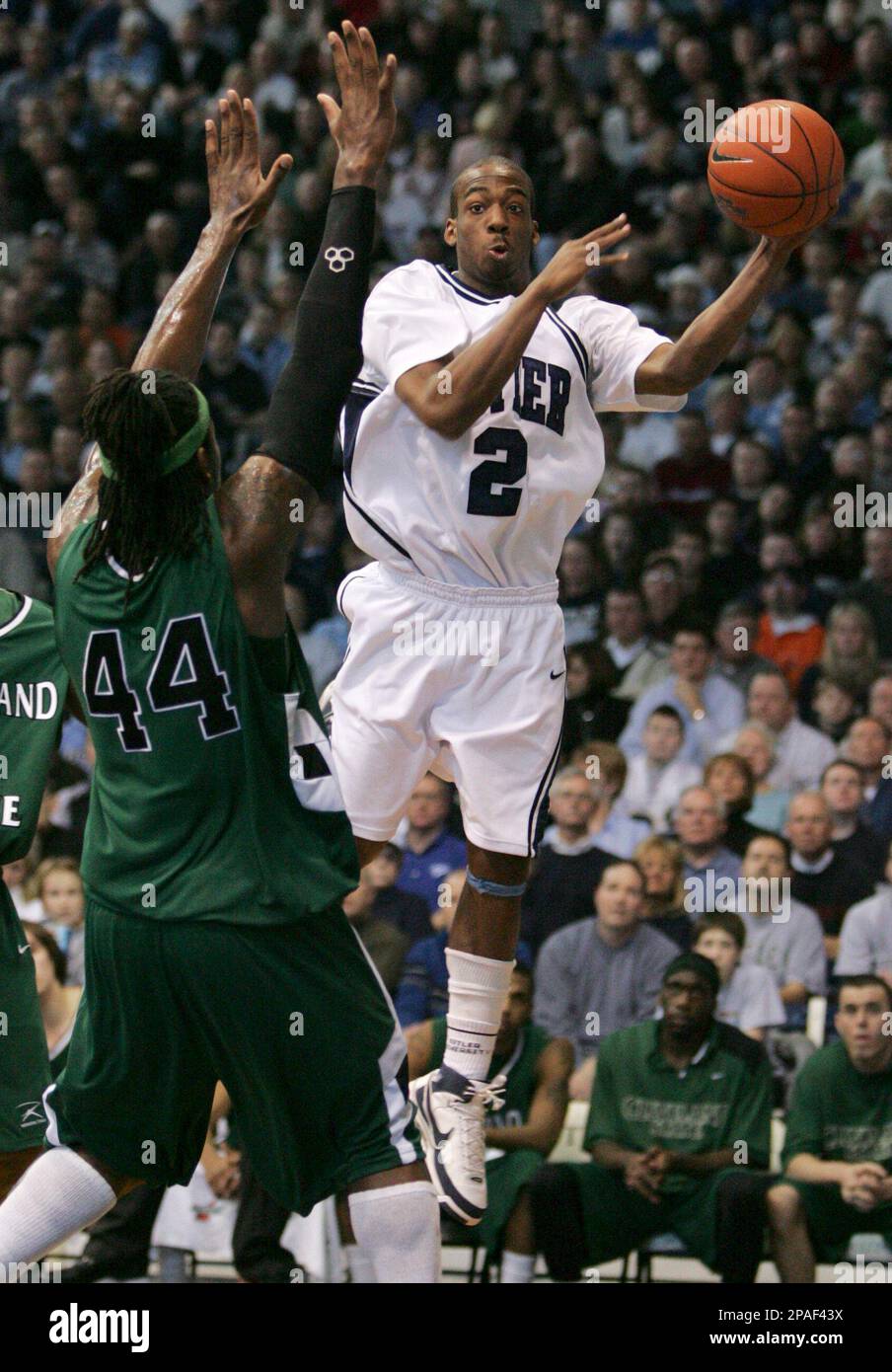 Butler's Shawn Vanzant, right, makes a pass around Cleveland State's J ...