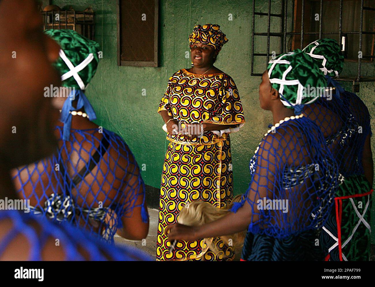 Juli Endee, Liberian pop singer middle, dance together with her dancers ...