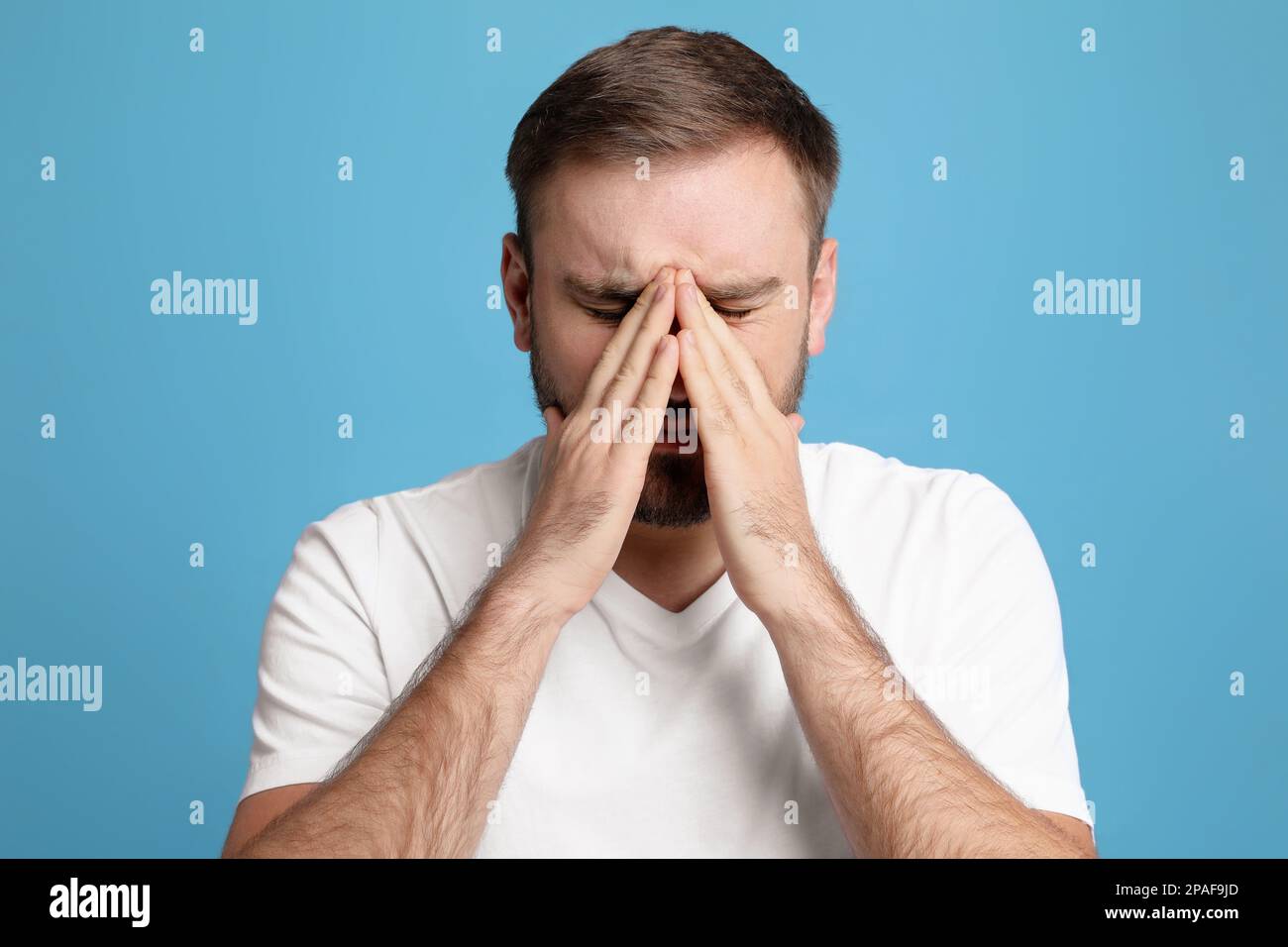 Headache ache aching hands on head hi-res stock photography and images ...