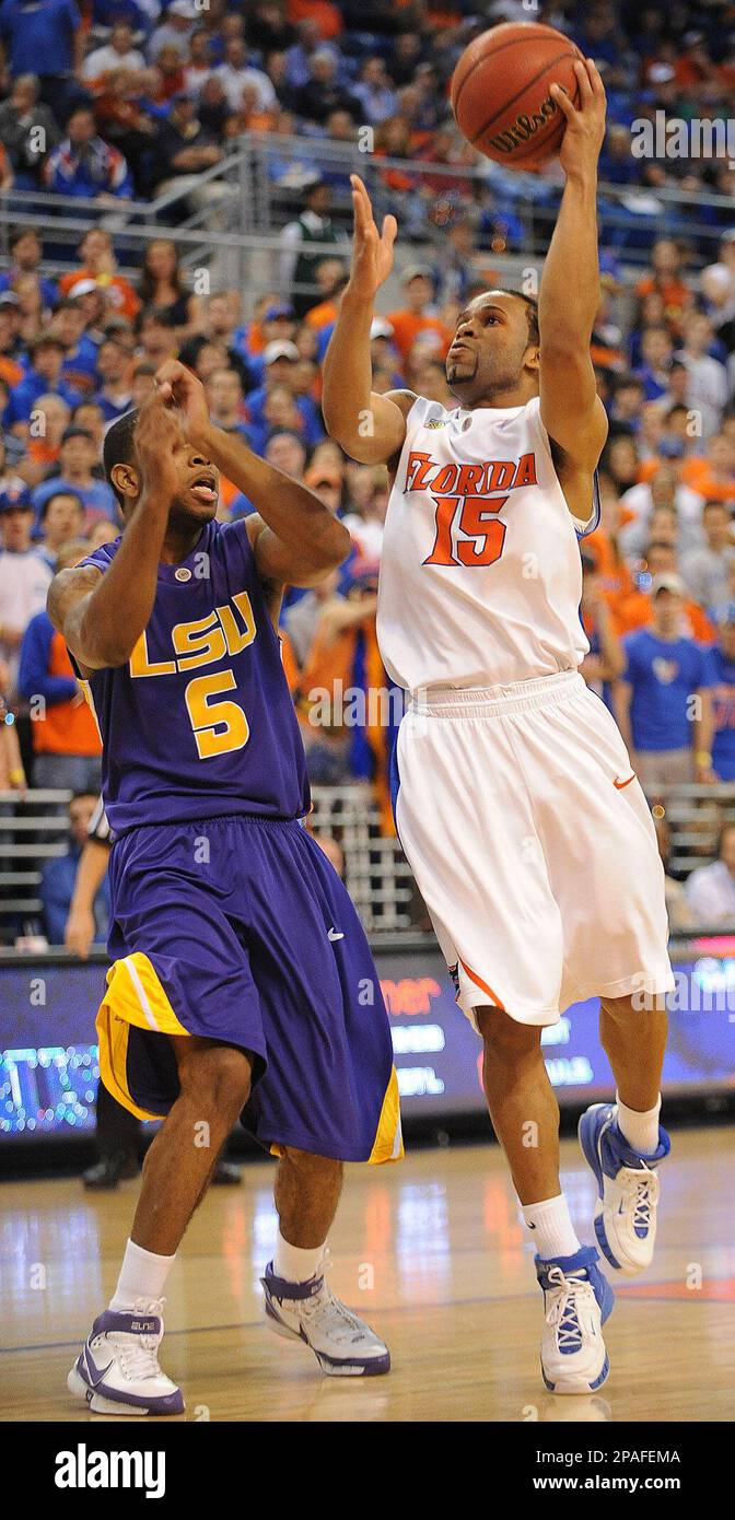 Florida's Walter Hodge (15) goes to the basket as LSU's Marcus Thornton ...