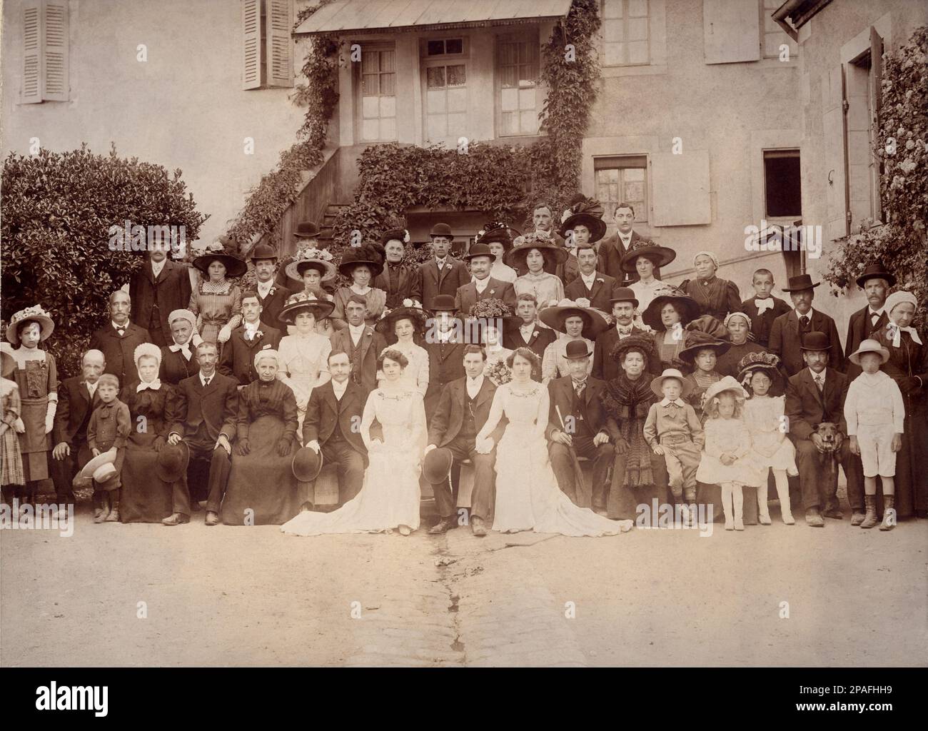 1895 ca , Nevers , BOURGOGNE , FRANCE : Double MARRIAGE of two sisters ...