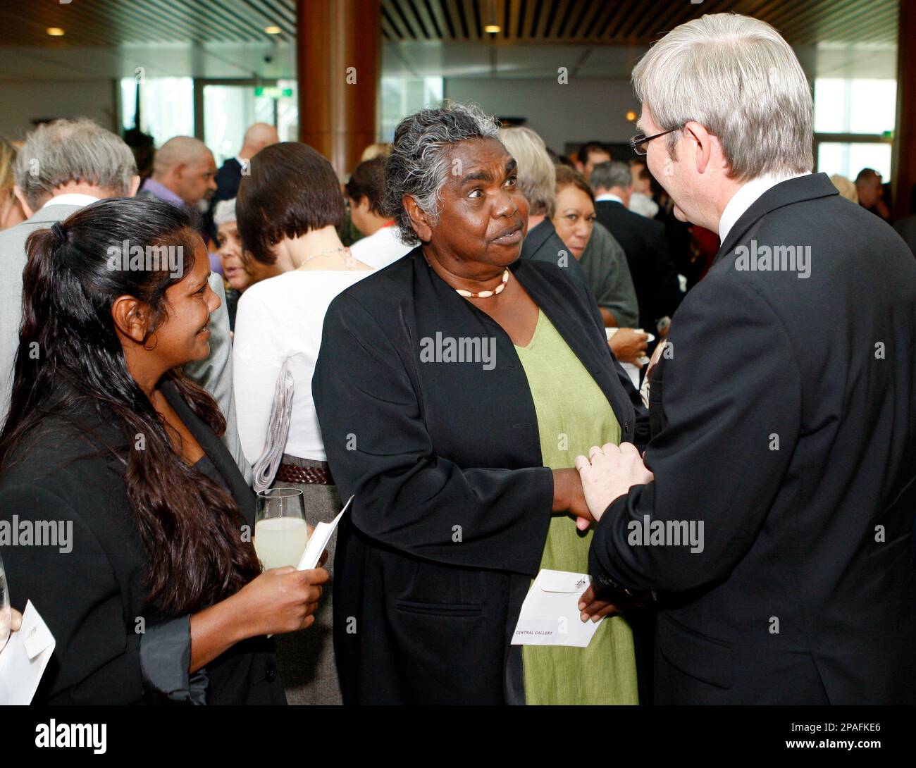 Australian Prime Minister Kevin Rudd, right, signs talks to a ...