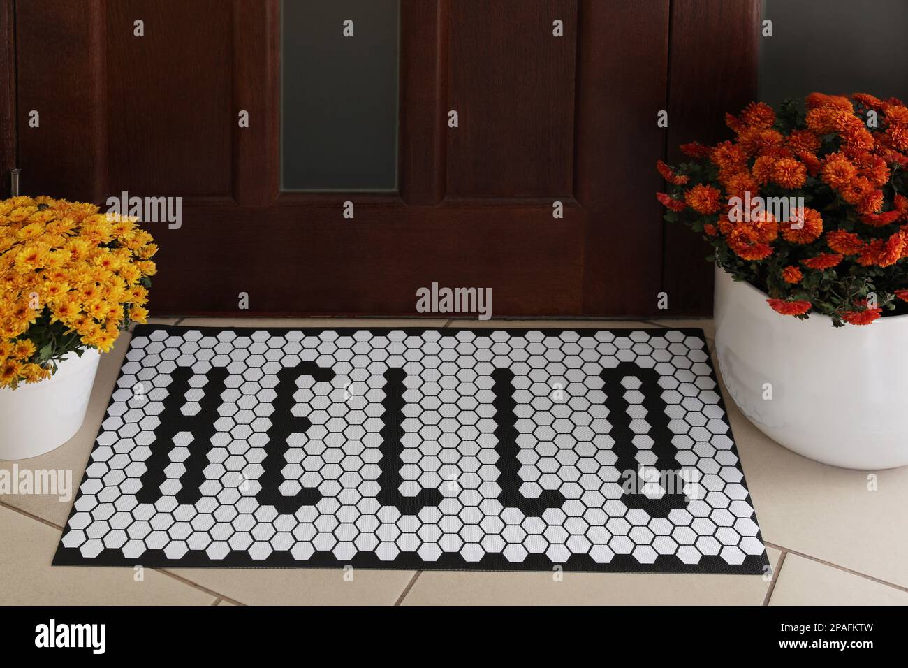 Yellow door mat hi-res stock photography and images - Alamy