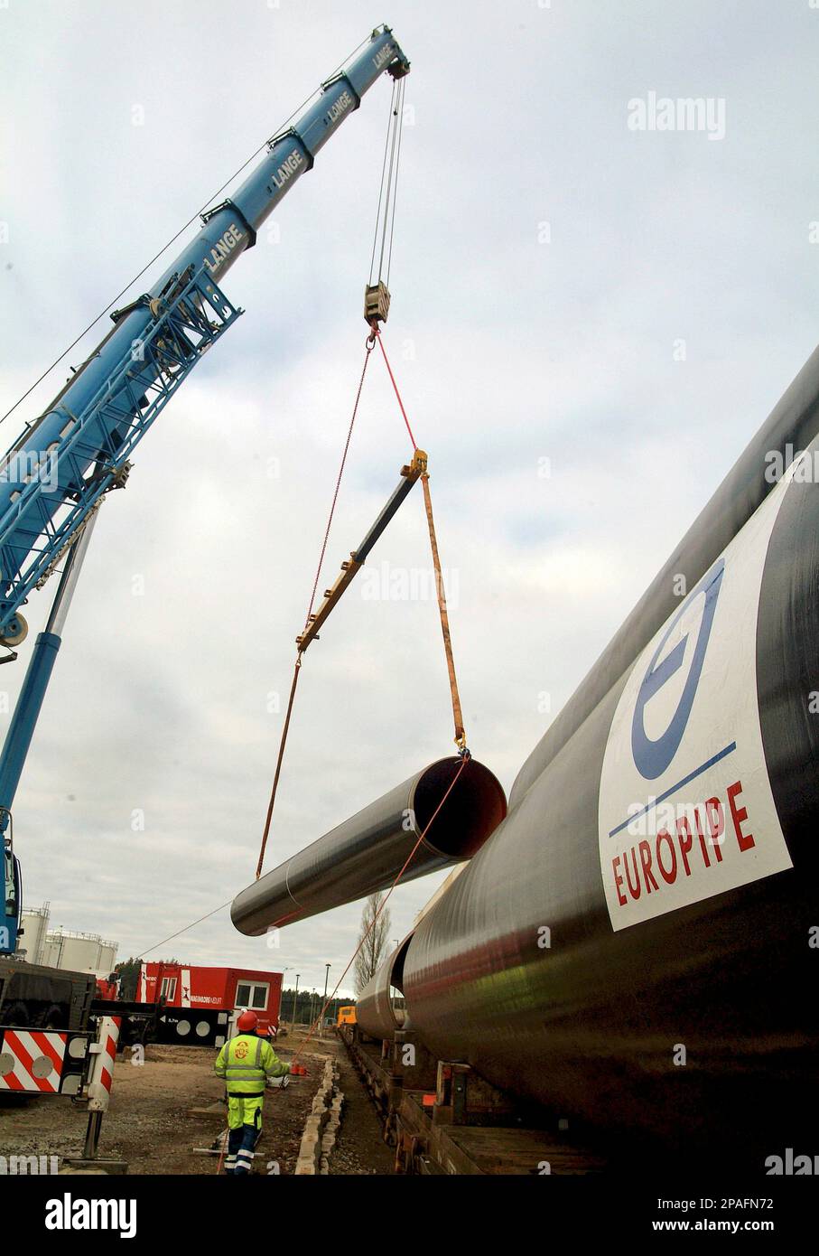 The first 18-meter-long and 1.40-meter diameter pipes for the gas ...
