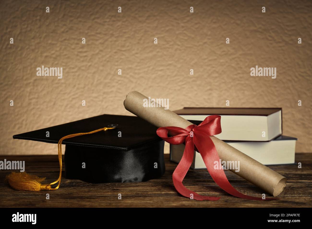 Graduation hat books hi-res stock photography and images - Alamy
