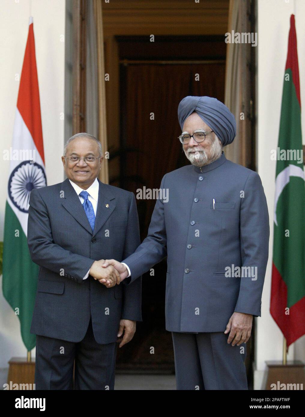 Maldives President Maumoon Abdul Gayoom, left, shakes hands with Indian ...